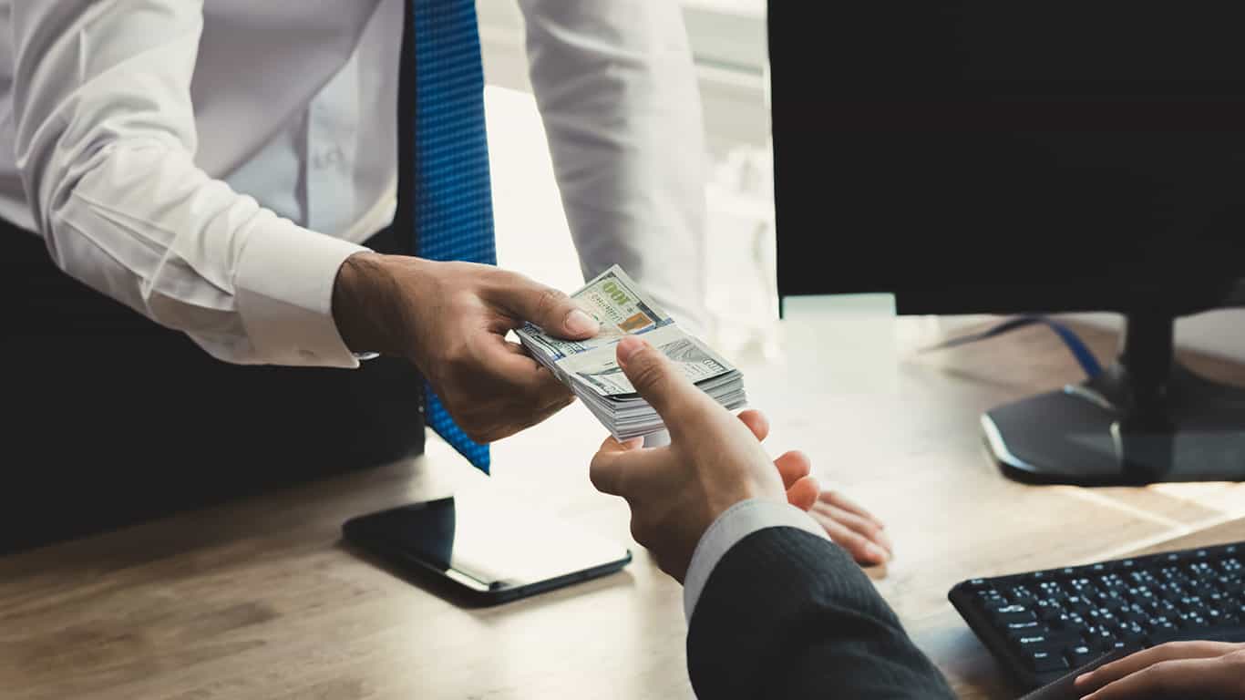 The Advantages and Disadvantages of Lending Money to Friends | WSCSD